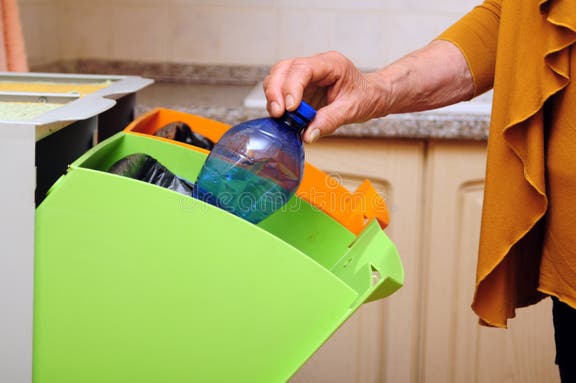 Tri De Déchets De Plastique Image stock - Image du femme, domestique ...