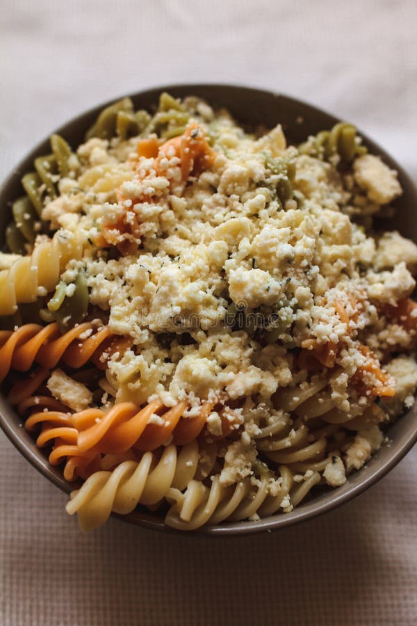 Tri Fusilli Del Color Con Queso Con Eneldo Foto de archivo - Imagen de ...