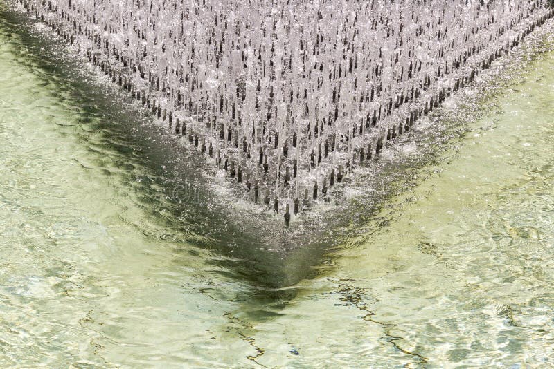 Triangle d'eau image stock. Image du fontaine, pression - 216718275