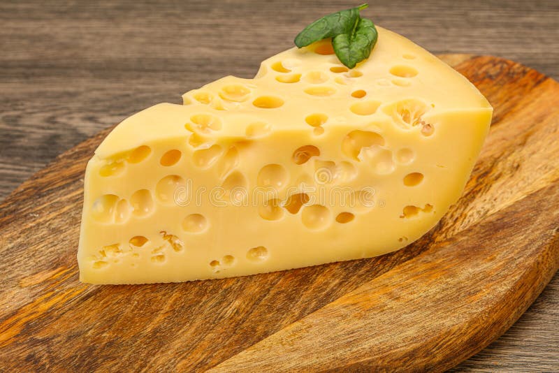 Triangle Jaune De Fromage De Maasdam Avec Des Trous Image stock - Image ...