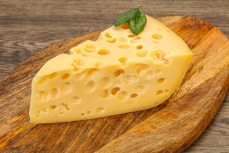 Triangle Jaune De Fromage De Maasdam Avec Des Trous Photo stock - Image ...