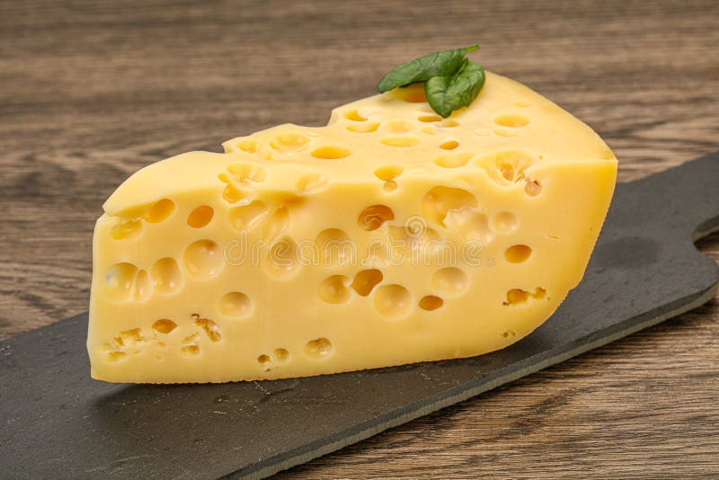 Triangle Jaune De Fromage De Maasdam Avec Des Trous Photo stock - Image ...