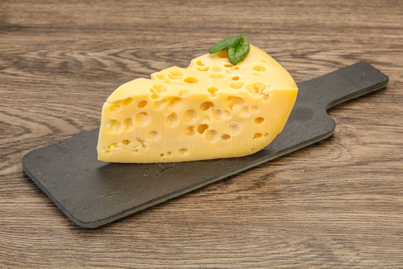 Triangle Jaune De Fromage De Maasdam Avec Des Trous Photo stock - Image ...