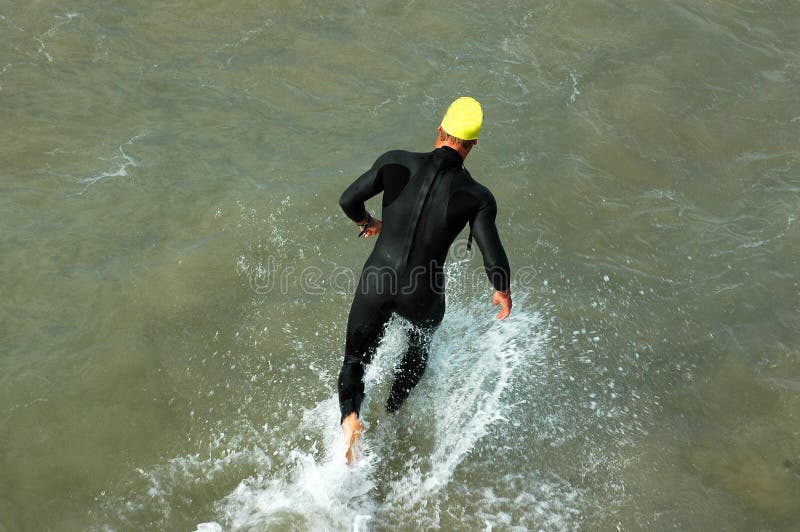 Triathlete andicappato fotografia editoriale. Immagine di venire - 2110082