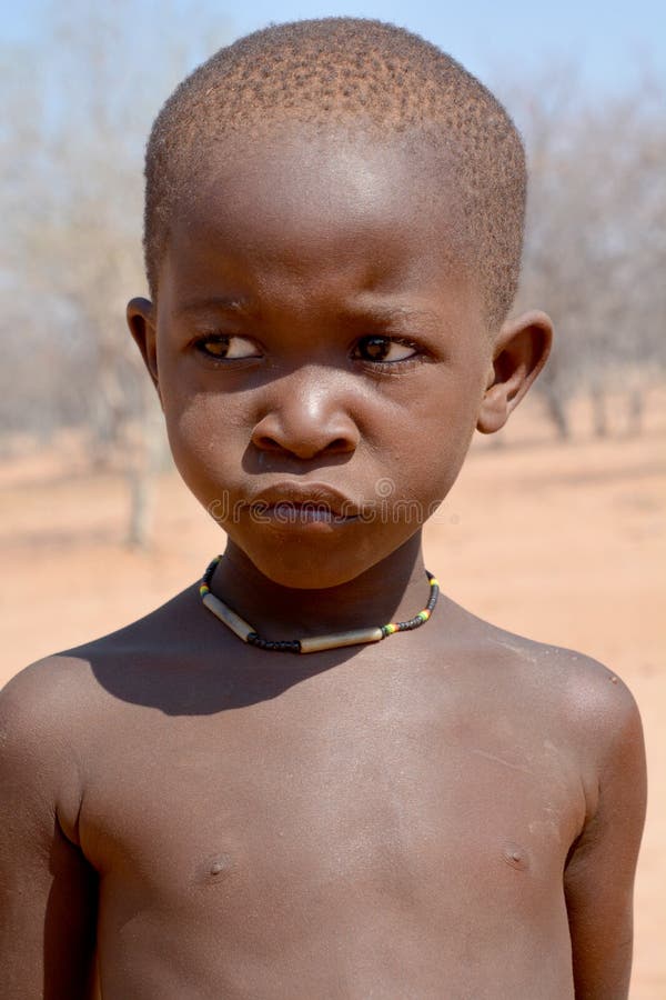 Tribo de Himba fotografia editorial. Imagem de bracelet - 45957162