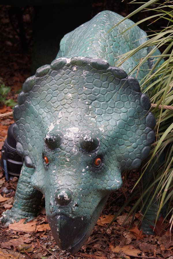 Dois Tricerátopos Corados Ao Fundo De Um Grupo De Dinossauros De ...