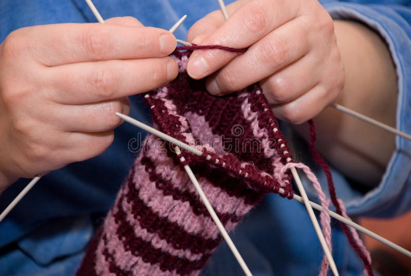 Tricotage photo stock. Image du écheveau, loisirs, tricotez - 13566352