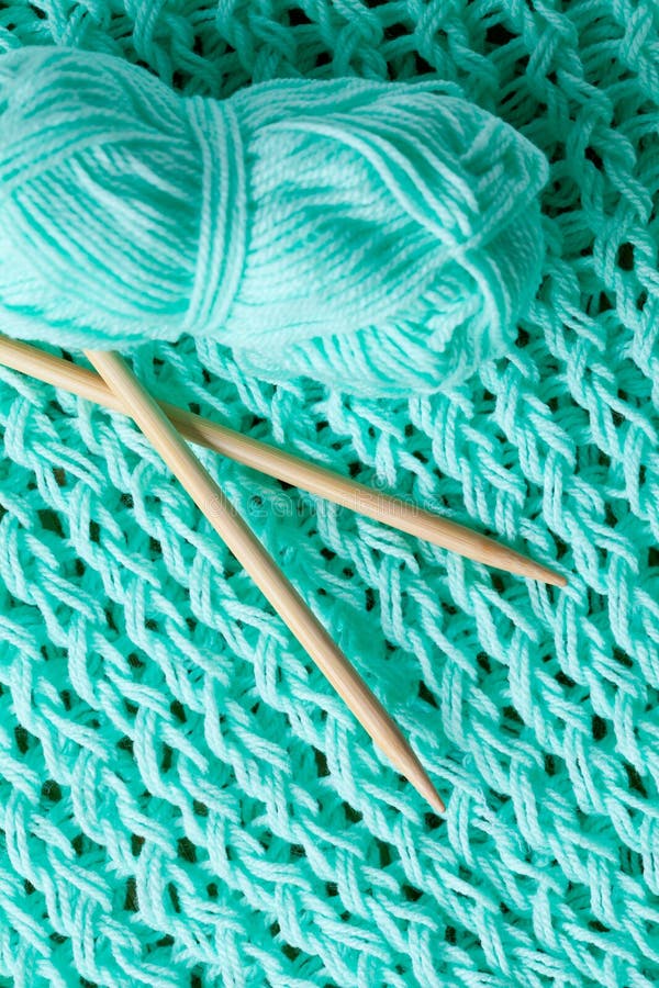 Tricotage avec des laines image stock. Image du point - 19253939
