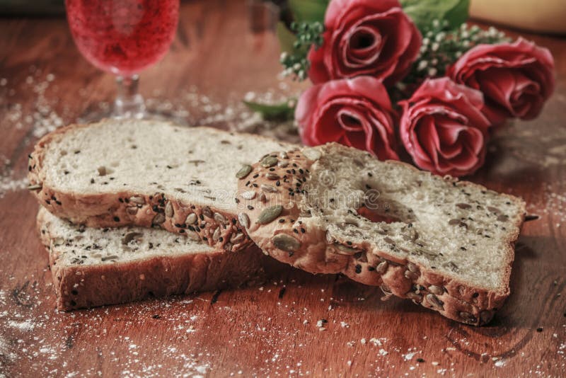 Trigo integral bread imagen de archivo. Imagen de aislado - 109539133