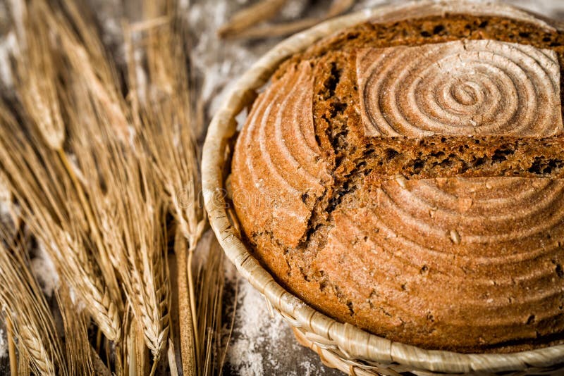 Trigo integral bread foto de archivo. Imagen de madera - 110622672