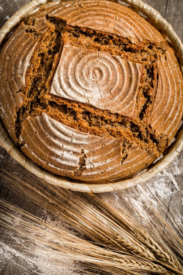 Trigo integral bread foto de archivo. Imagen de casero - 110622710