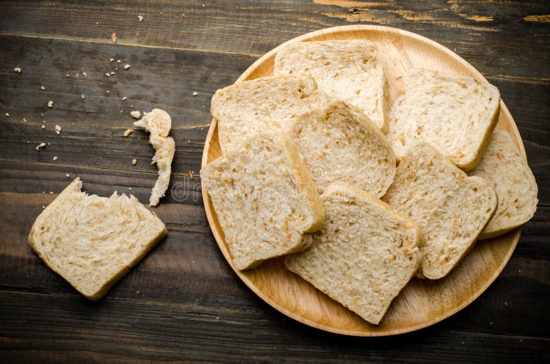 Trigo integral bread foto de archivo. Imagen de madera - 86136628