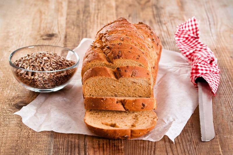 Trigo integral bread foto de archivo. Imagen de rebanada - 83491098