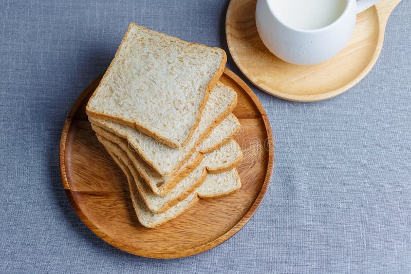 Trigo integral bread imagen de archivo. Imagen de desayuno - 98030867