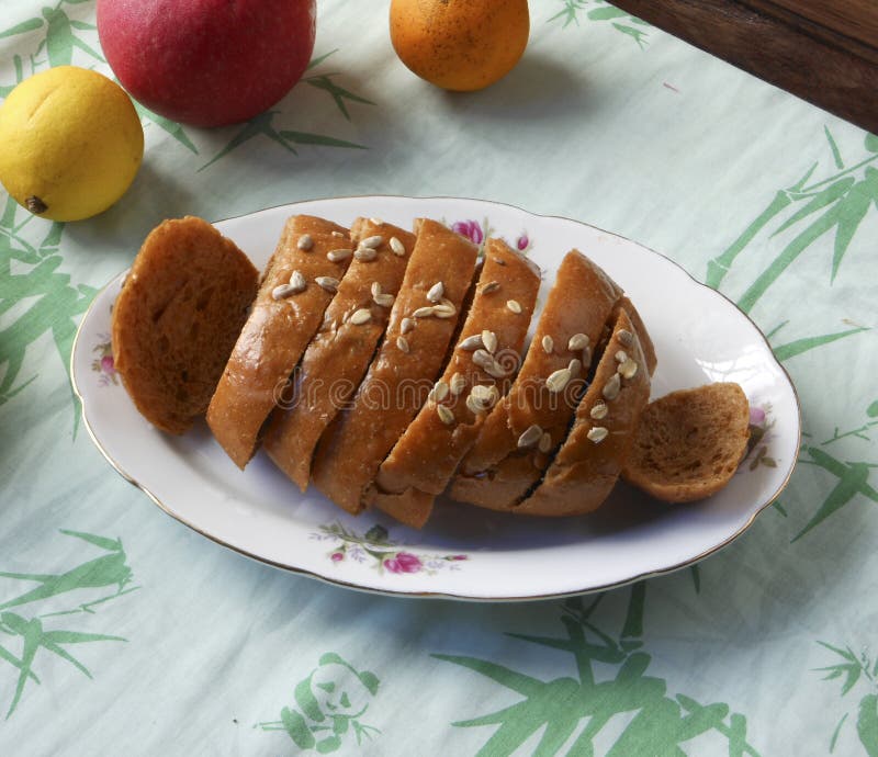 Trigo inteiro bread imagem de stock. Imagem de farinhas - 73015303