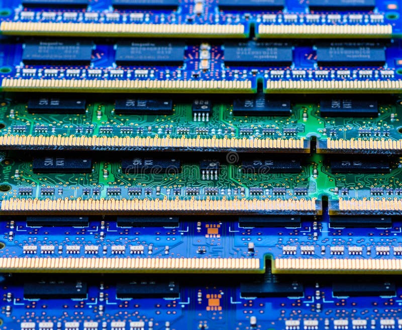 Man Upgradt Ddr - Geheugen Op Het Moederbord Van De Computer Stock Foto ...