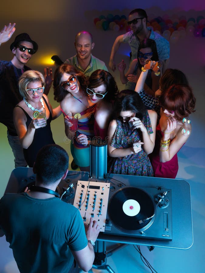 Trinkende Cocktails Und Tanzen Vor DJ Stockfoto - Bild von schön, tanz ...