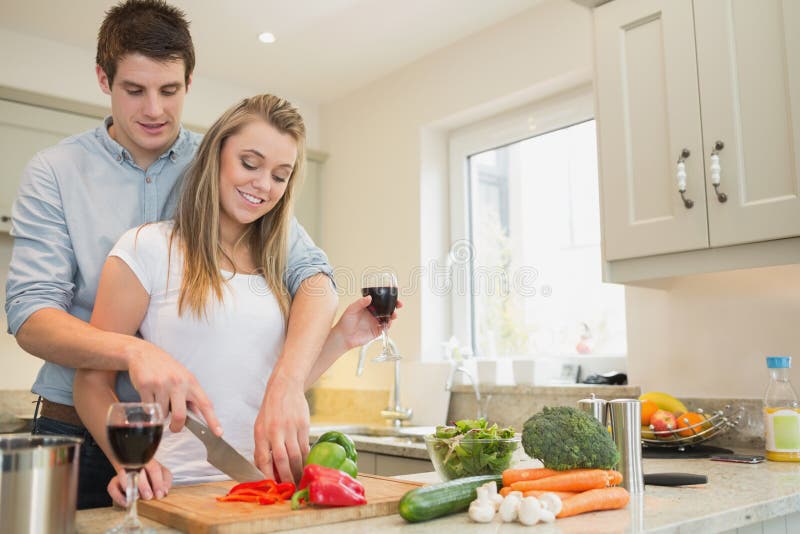 Trinkender Wein Der Kaukasischen Jungen Paare Auf Dem Sofa Stockfoto ...