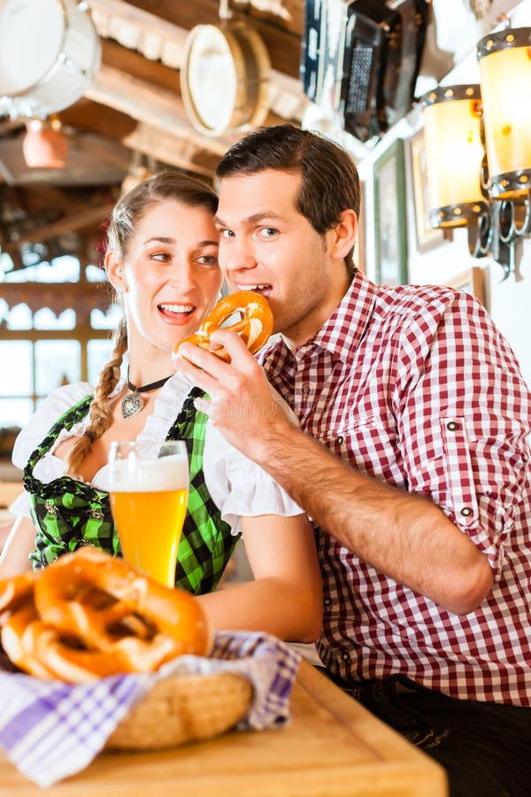 Trinkendes Weizenbier Der Paare Im Bayerischen Restaurant Stockfoto ...