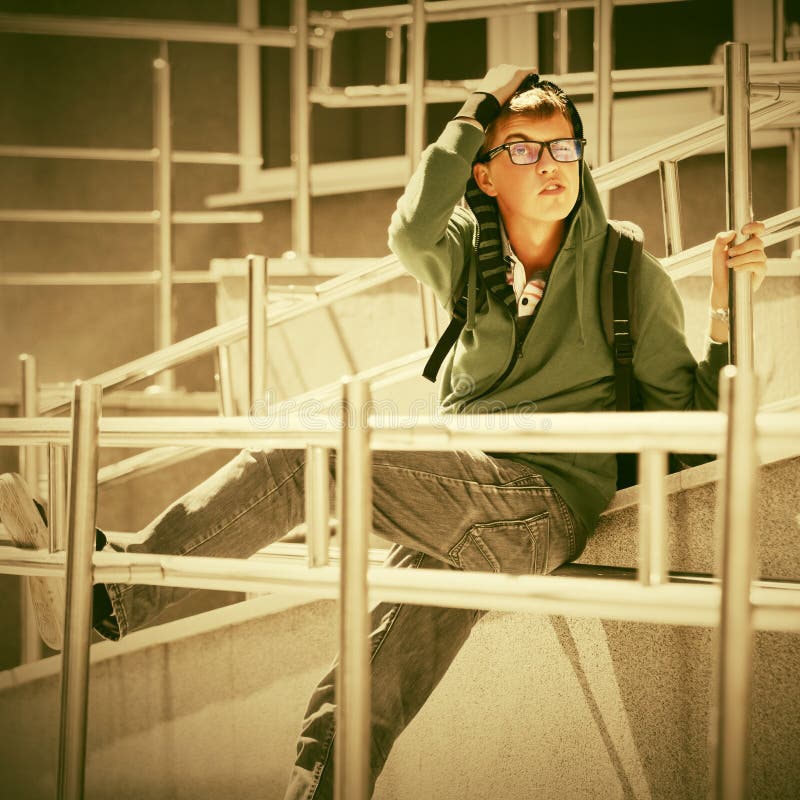 Triste Muchacho Adolescente Con Capucha Contra Un Edificio Escolar Foto ...