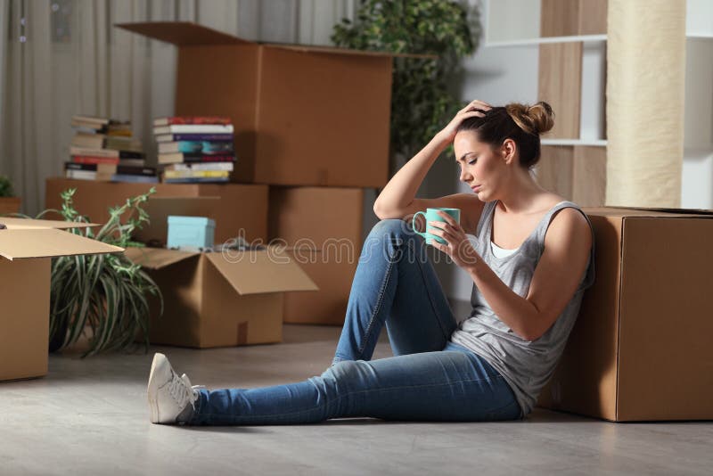 Triste Mulher Despejada Se Mudando Para Casa Reclamando No Chão Foto de ... Triste Mulher Despejada Se Mudando Para Casa Reclamando No Chão Foto de ...