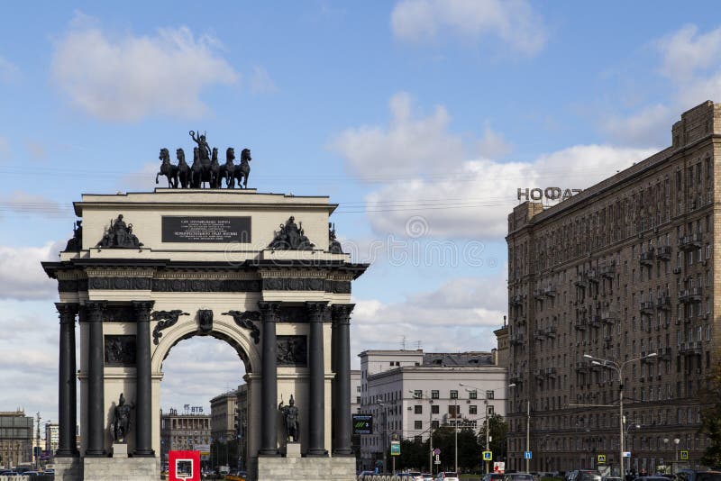 Triumphal arch in moscow editorial image. Image of architecture - 92565150