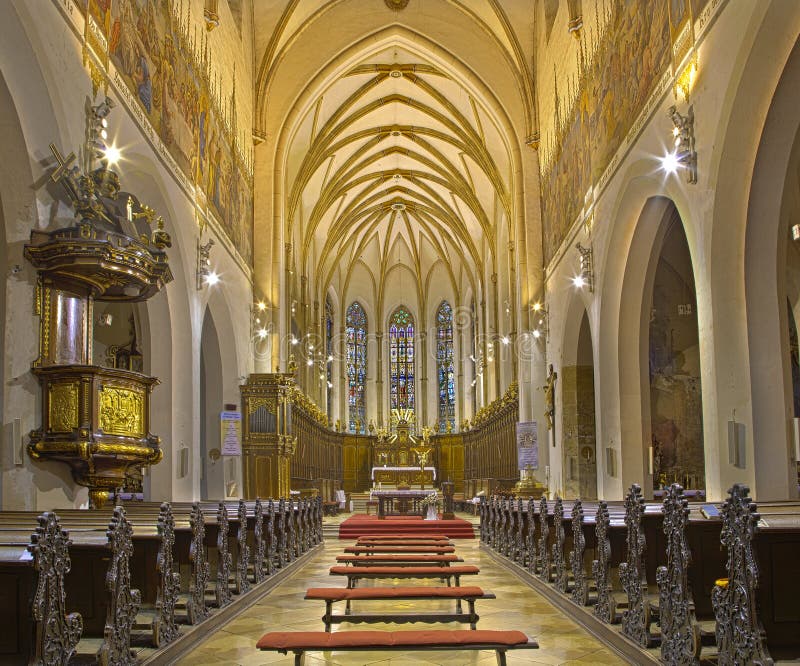 Trnava - Das Kirchenschiff Der Gotischen Sankt- Nikolauskirche ...