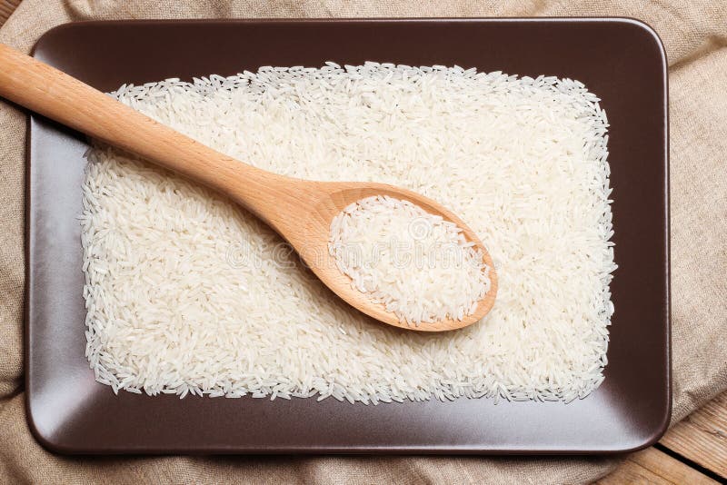 Trockener Reis in Einem Löffel Stockfoto - Bild von bestandteil ...