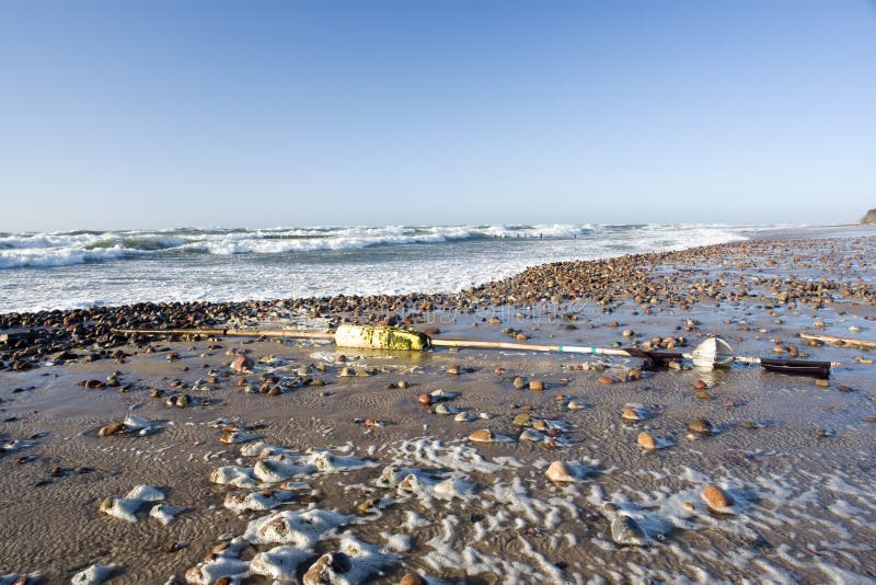 Troep op strand stock afbeelding. Image of rots, ashore - 2110569