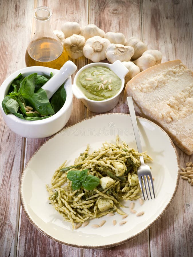 Trofie Genova Tipica Di Pesto Immagine Stock - Immagine di italiano ...