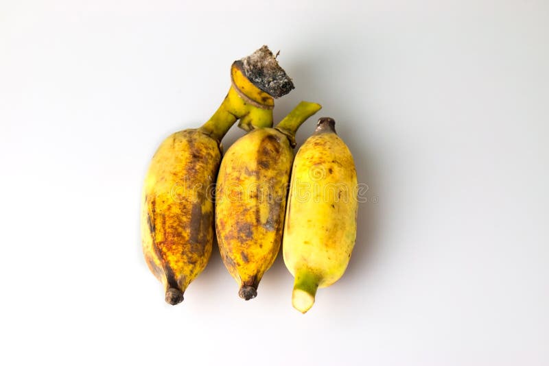 Trois bananes d'isolement image stock. Image du vitamines - 144905315