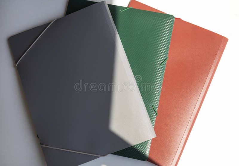 Trois Dossiers Pour Les Documents Sur Une Table Blanche. Photo stock ...