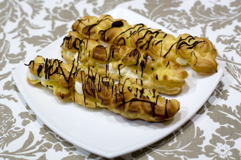 Trois eclairs photo stock. Image of dessert, crème, sucrerie - 22012944