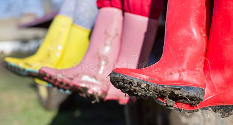 Trois Filles Dans Des Bottes De Caoutchouc Sales Image stock - Image du ...