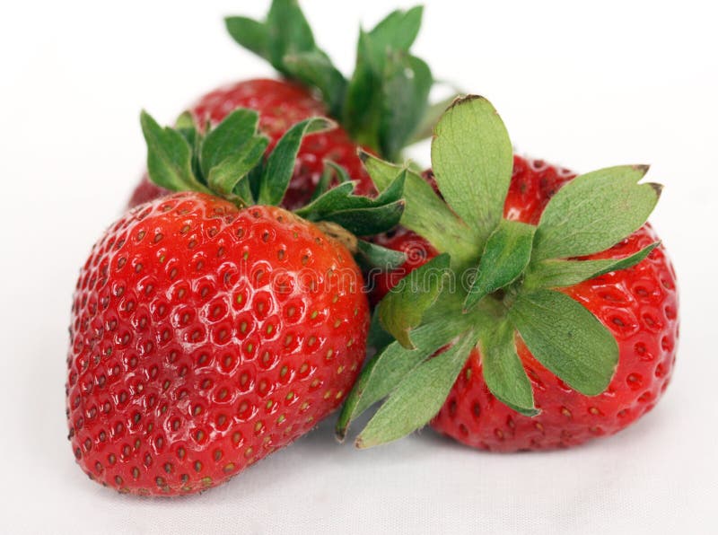 Trois fraises d'isolement photo stock. Image du mûr, trois - 13618588