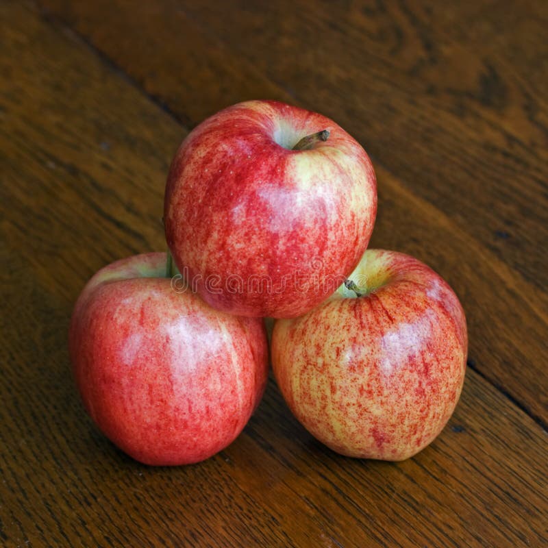 Pyramide de trois pommes photo stock. Image du durée - 36747838
