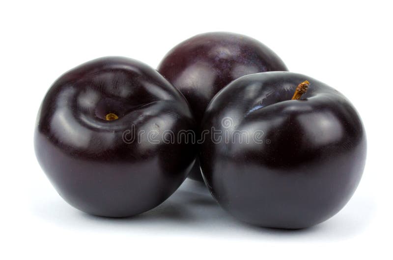 Trois Prunes Noires, Isolées Sur Fond Blanc Photo stock - Image du noir ...