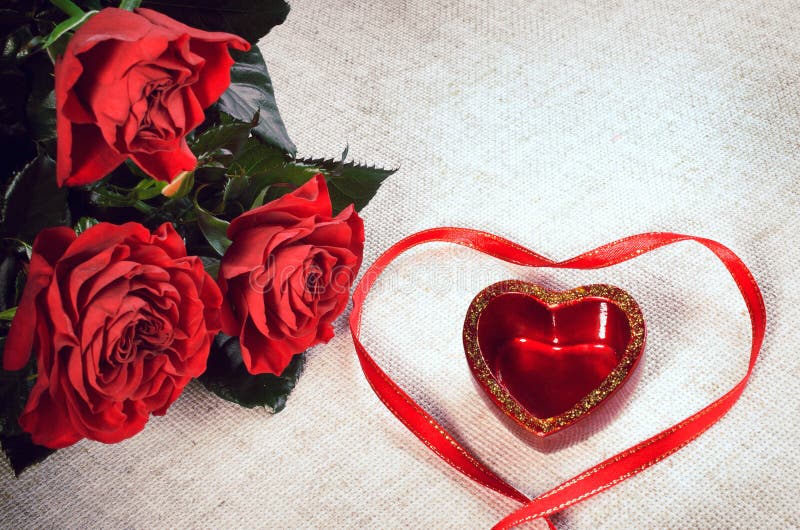 Trois Roses Rouges Et Coeurs Photo stock - Image du retourner, concept ...