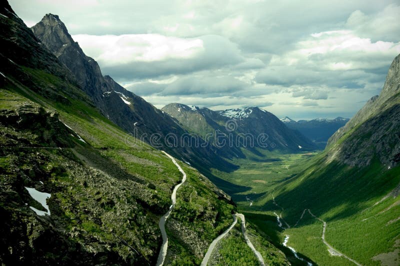 Trollstigen (Norwegen) stockbild. Bild von grün, senke - 1121849