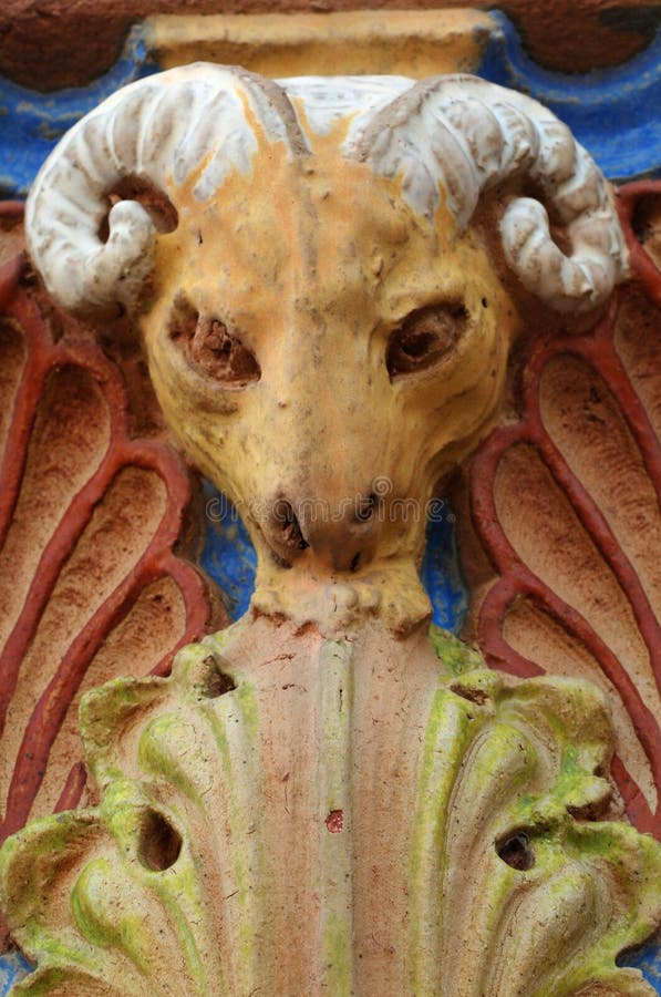 Tromba Marina Animal Grotesca Imagen de archivo - Imagen de claxones ...