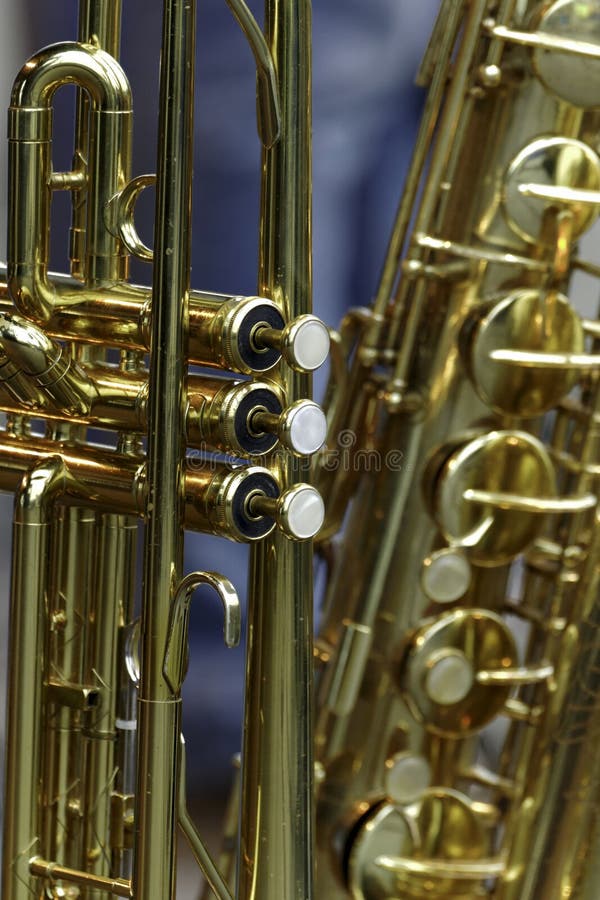 Tromba e Sassofono fotografia stock. Immagine di contralto - 34600406
