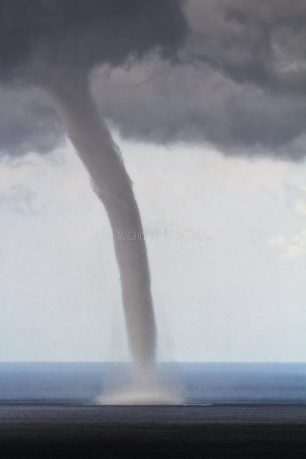 Tornade Au-dessus De L'océan Image stock - Image du réel, désastre ...
