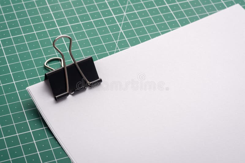 Trombone et papier photo stock. Image du parchemin, matériau - 258056024