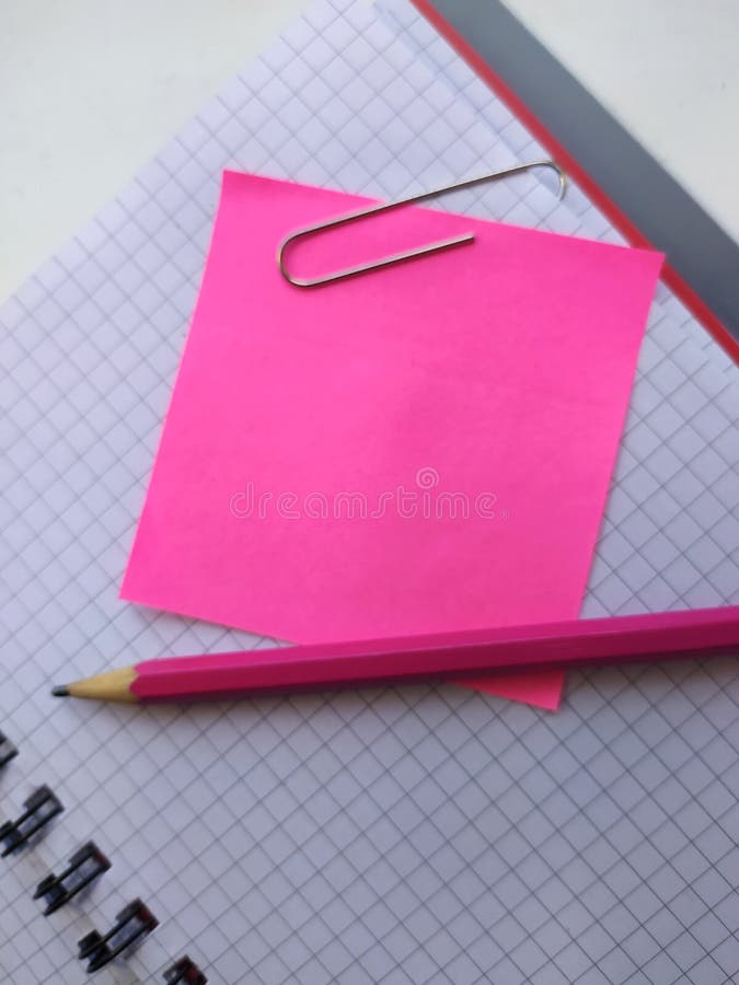 Trombone Rose De Papier Et Crayon Rose Photo stock - Image du ...