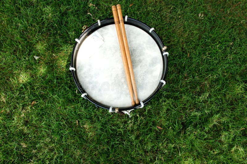 Trommel met stokken stock foto. Image of muziek, stok - 1050608