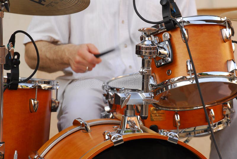 Spielen der Trommeln stockfoto. Bild von metall, musik - 60436956