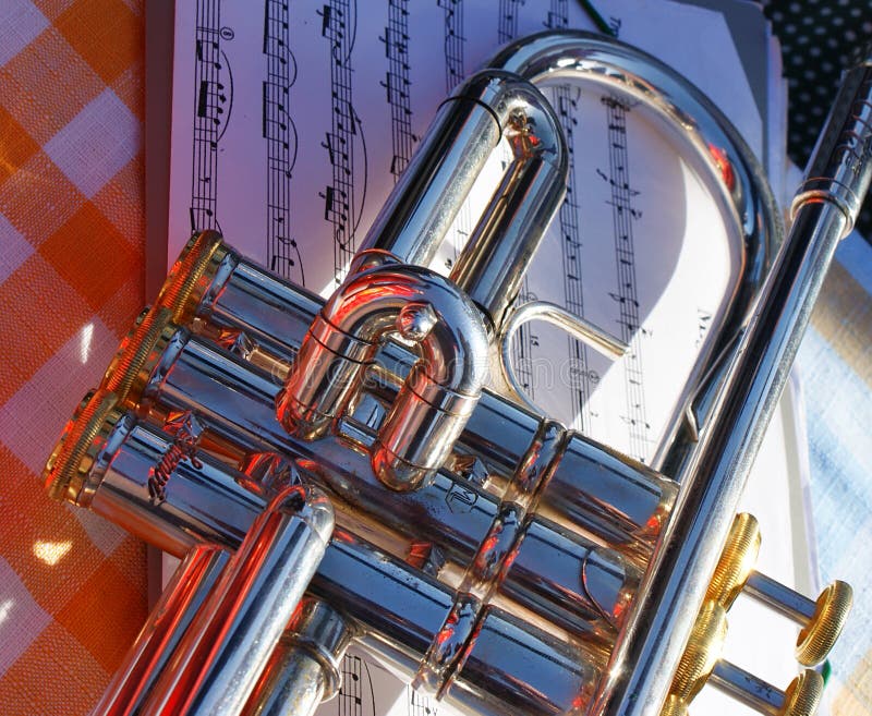 Trompet Op Muzikale Score, Blaasinstrument Stock Foto - Image of geluid ...