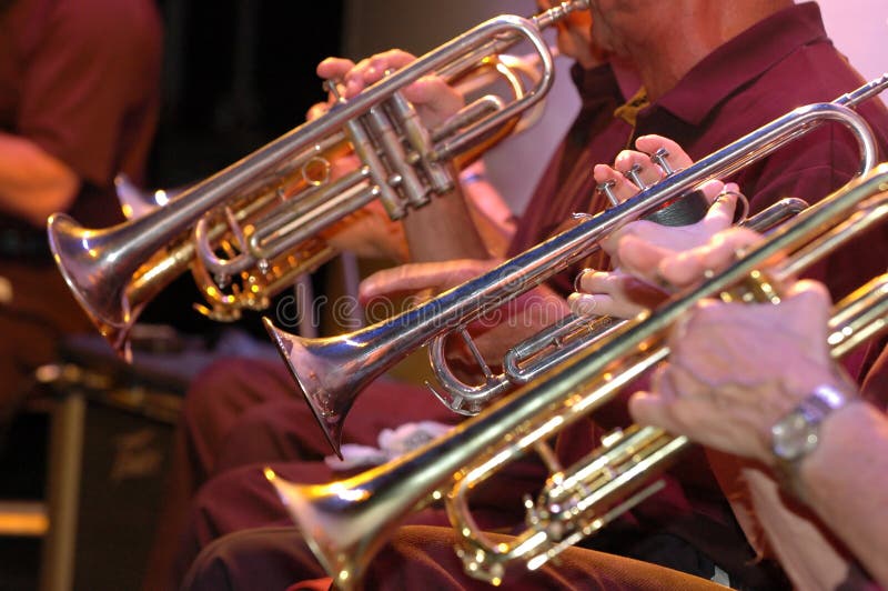 Trompeten im Konzert stockbild. Bild von konzert, talent - 1327449