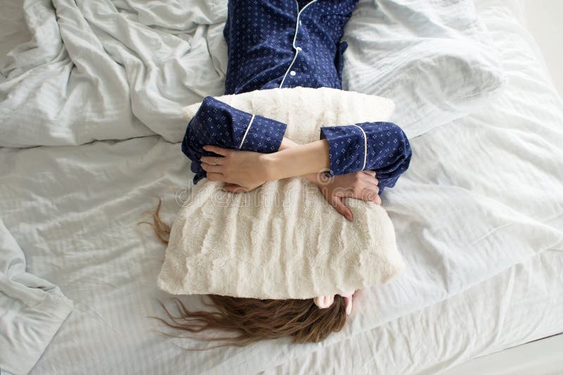 Trop Paresseux Pour Sortir Du Lit, Une Femme Couvre Son Visage D ... Trop Paresseux Pour Sortir Du Lit, Une Femme Couvre Son Visage D ...