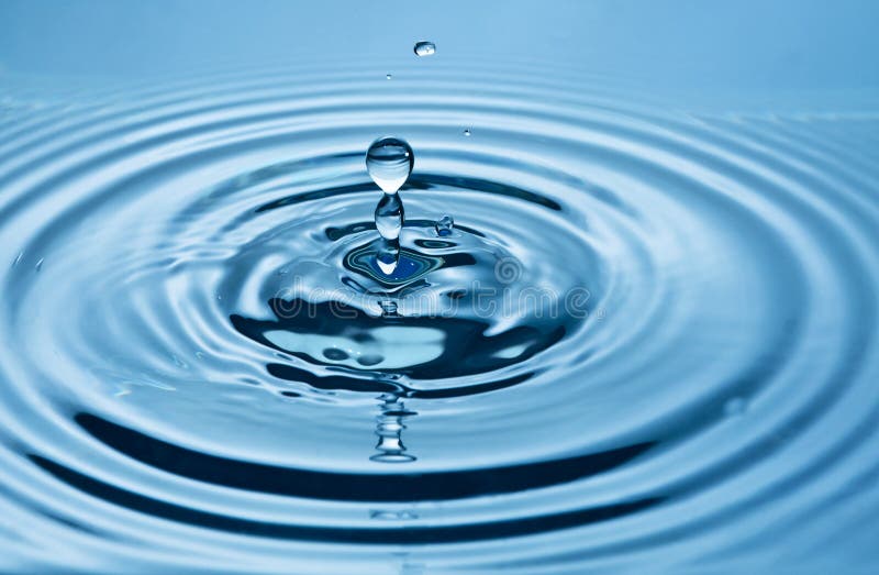 Tropfen des Wassers. stockbild. Bild von kalt, nave, geplätschert ...